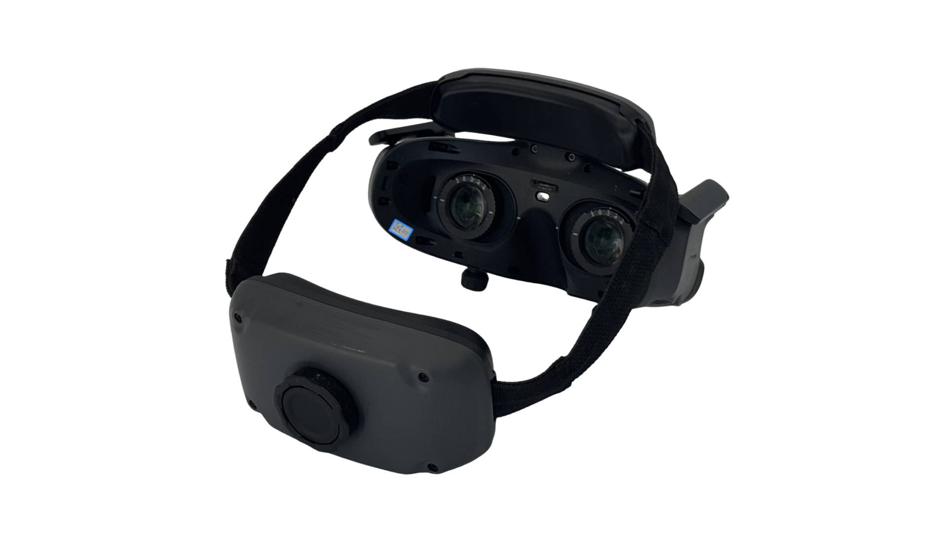 DJI Goggles 3 的机身序列号可拉开面罩后，内部附有二维码可扫码获取。